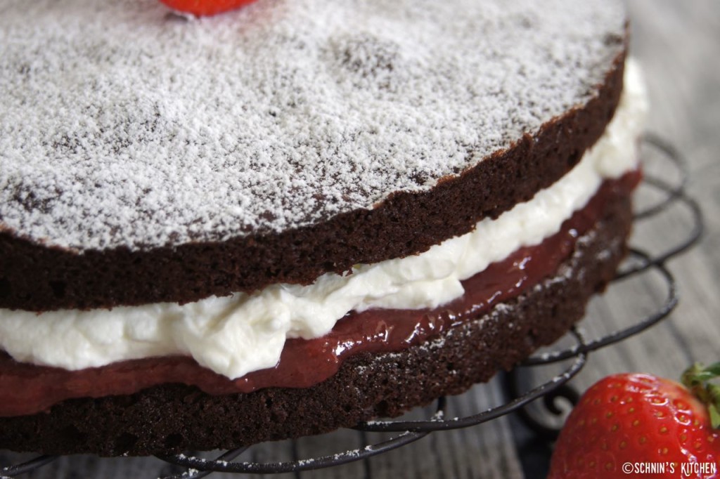{Fremdgebloggt} Victoria Sponge Chocolate Cake - Schnin's Kitchen